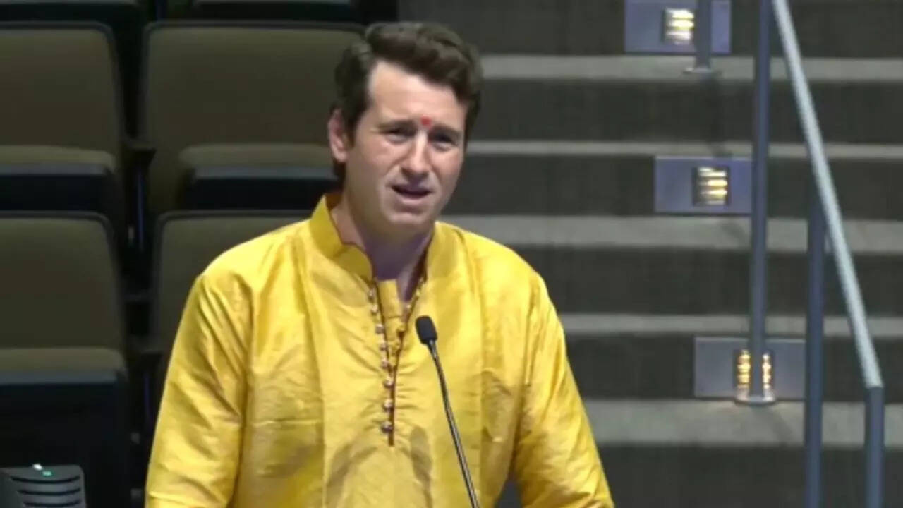 American YouTuber Alex Stein mocks Hindus with cow urine slurs at event ...