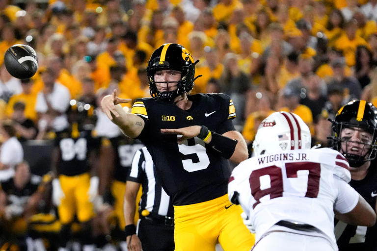 Iowa football QB battle capturing national attention entering 2026