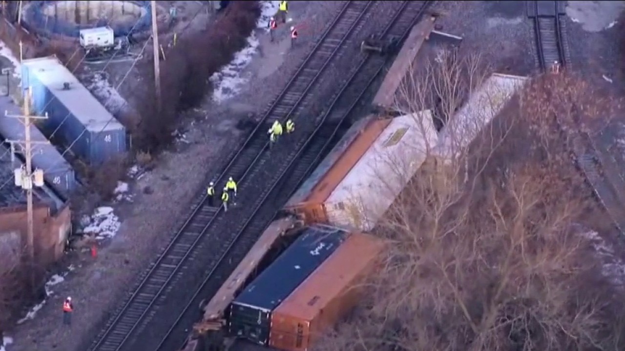 Freight train derails in Chicago Ridge