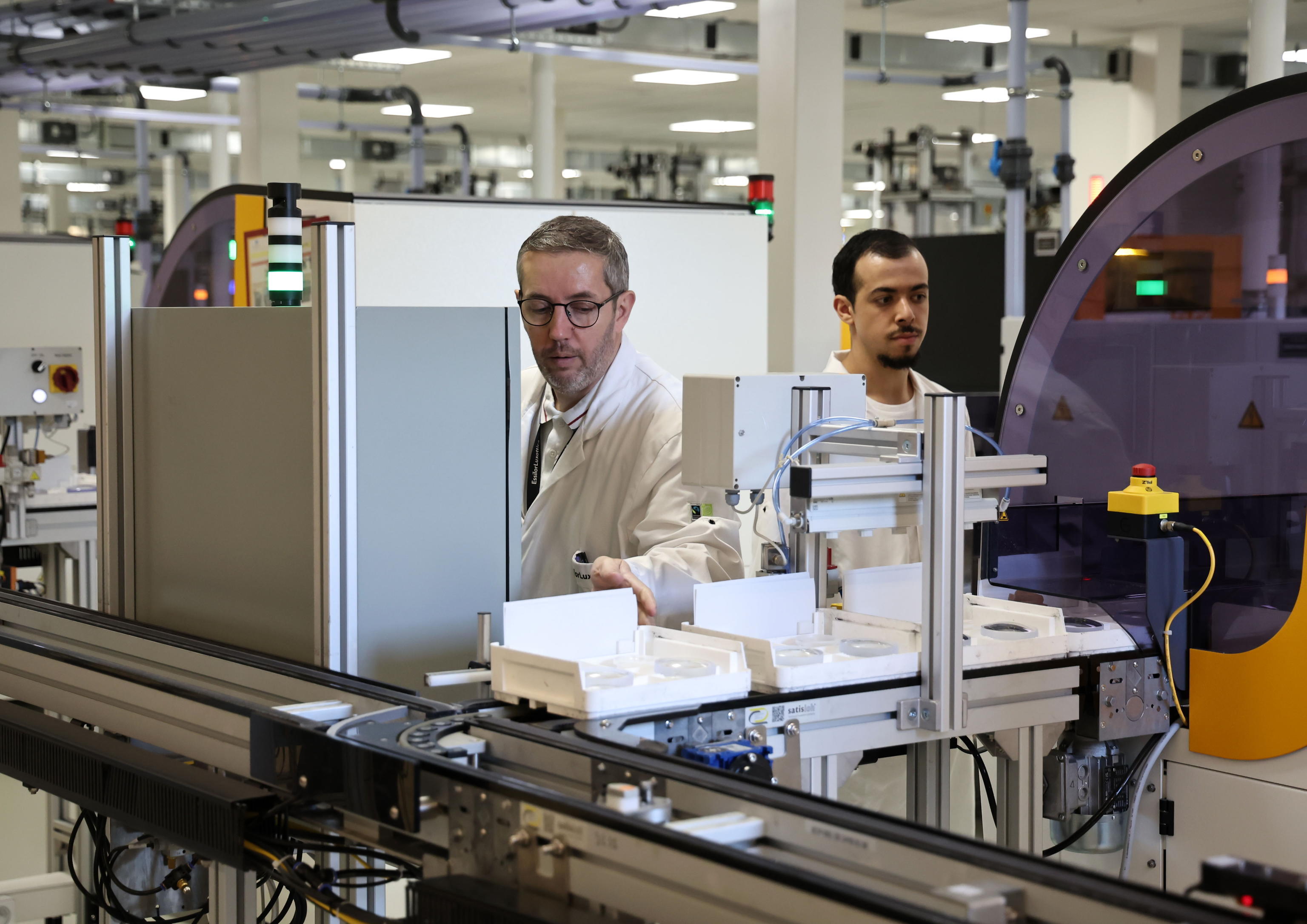 Essilux posts revenue of $28.4 billion in 2025, a $4 dividend