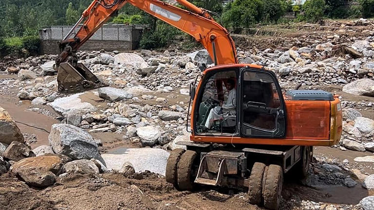 Pakistan Talibanı komutanına operasyona giden polislere pusu: 4 ölü