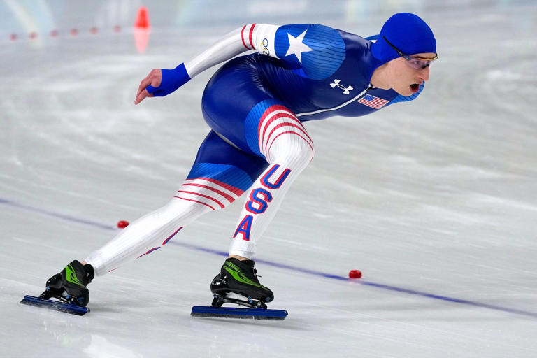 Jordan Stolz opens his bid for 4 golds by winning the 1,000 meters in ...