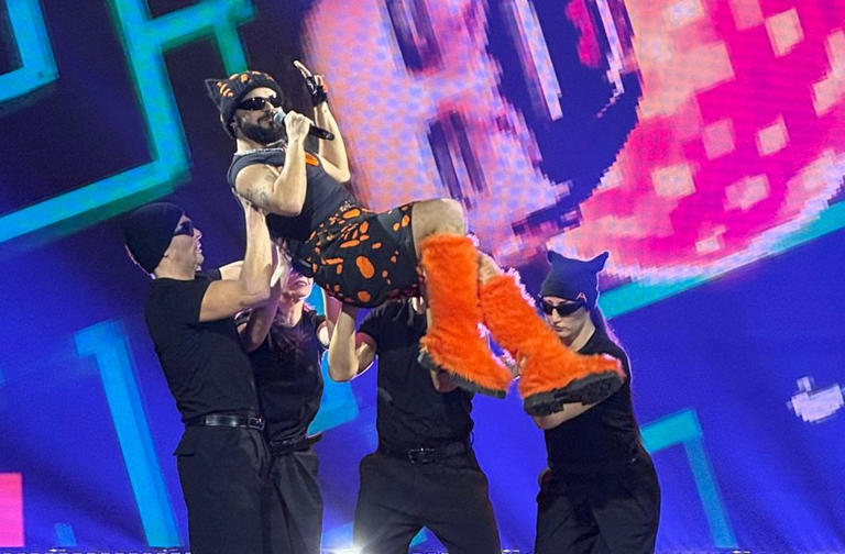 O Akylas με το «Ferto» έφερε neon ενέργεια στο Sing for Greece 2026