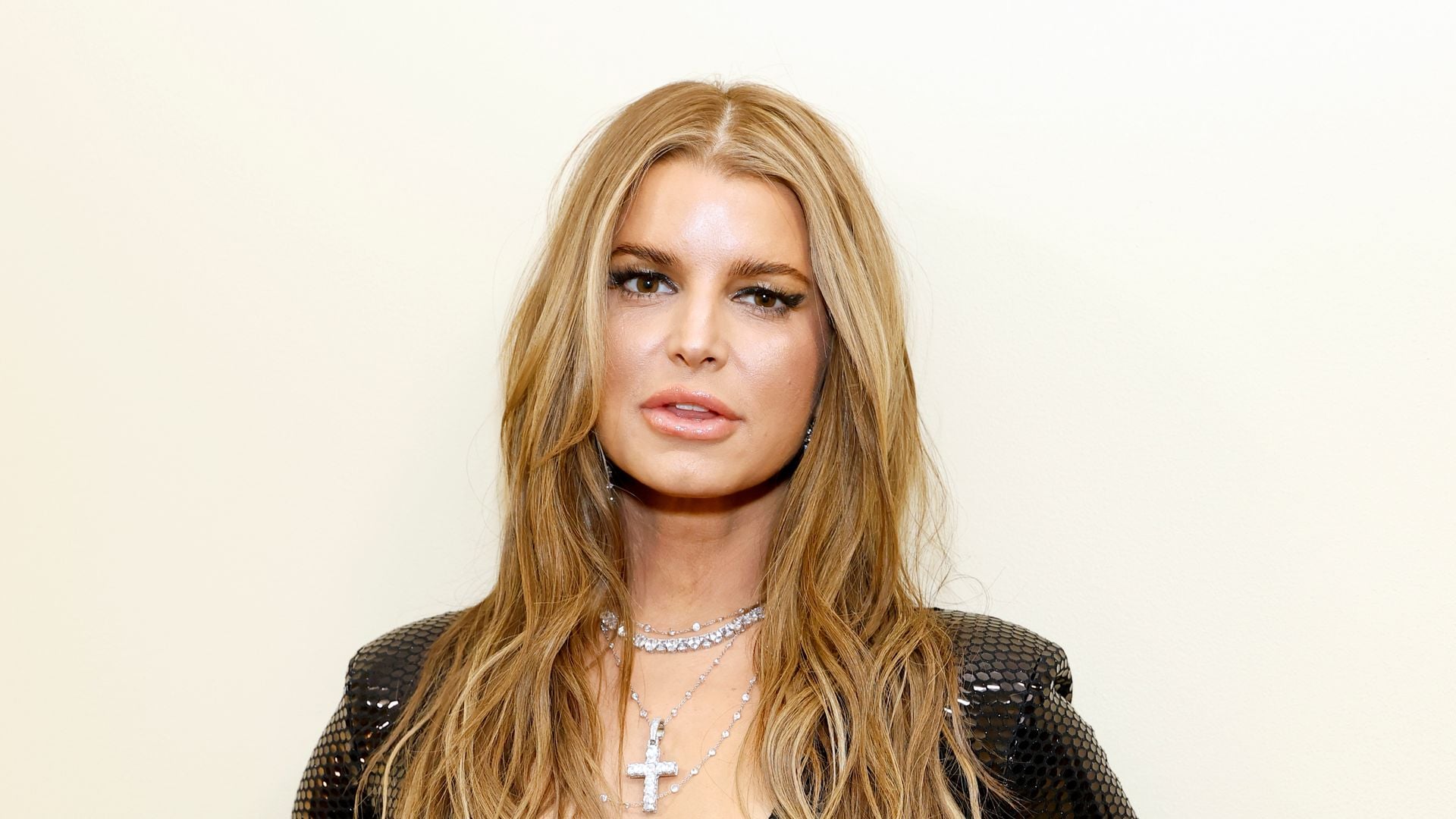 Jessica Simpson debuts dramatic brunette makeover as she embraces ...