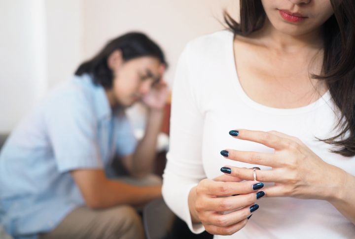 15 signs you should end your romantic relationship