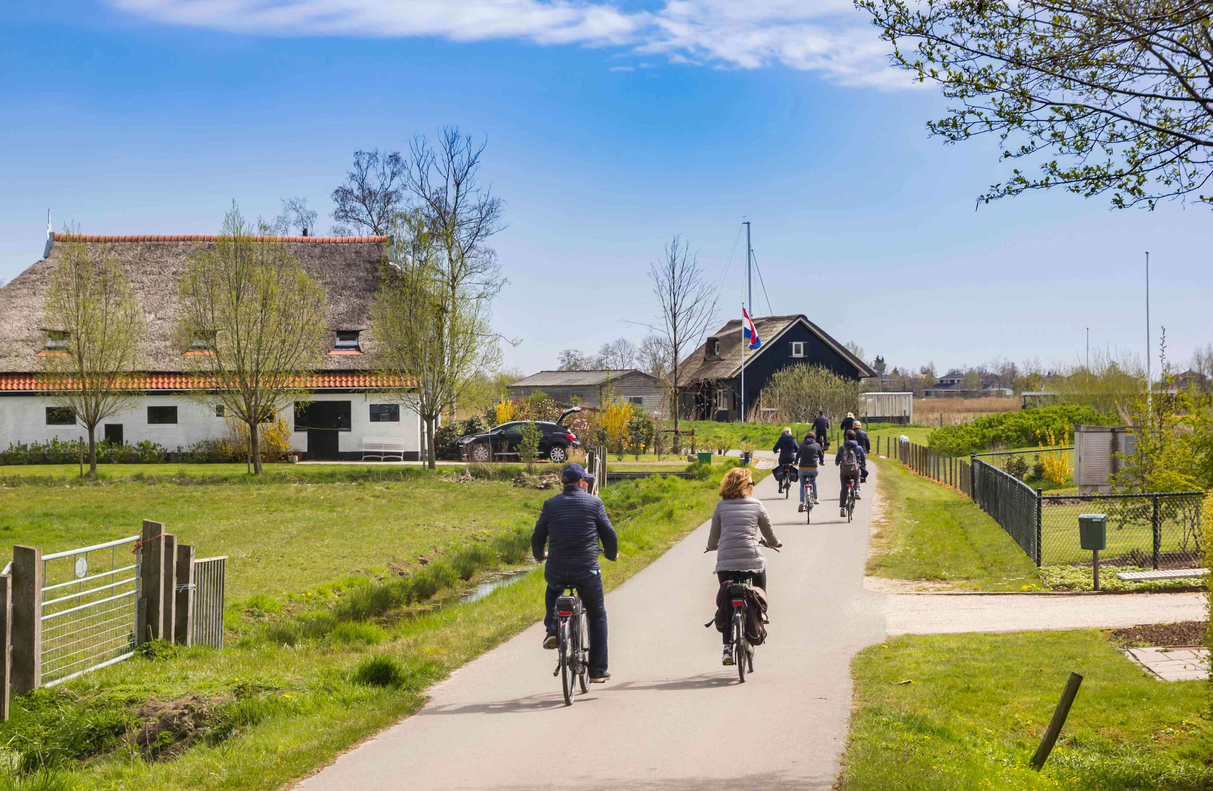Fietsen langs schatjes van stadjes in Friesland: een romantisch rondje ...