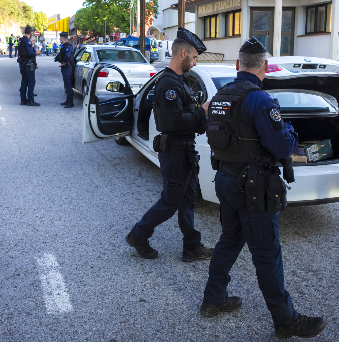 Les CRS interpellent une voiture à la frontière, ils tombent sur un sac ...