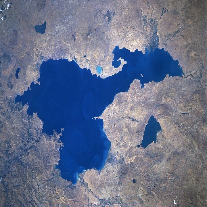 Ancient Castle Emerges on Lake Van's Bottom>