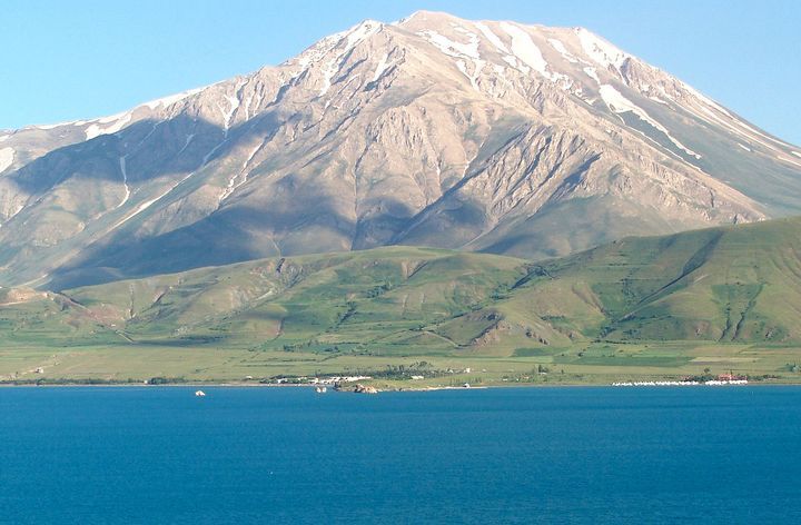 Ancient Castle Emerges on Lake Van's Bottom>