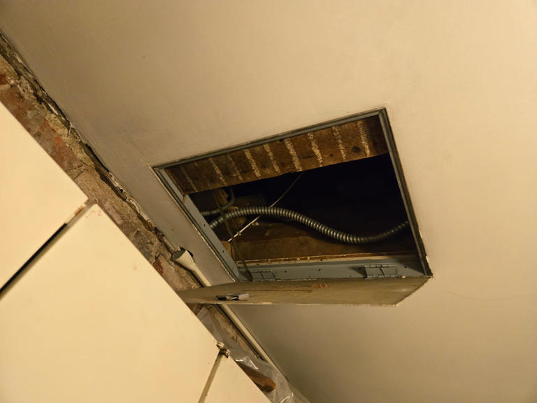A 200-year-old house concealed a historic secret—a hidden passageway on ...