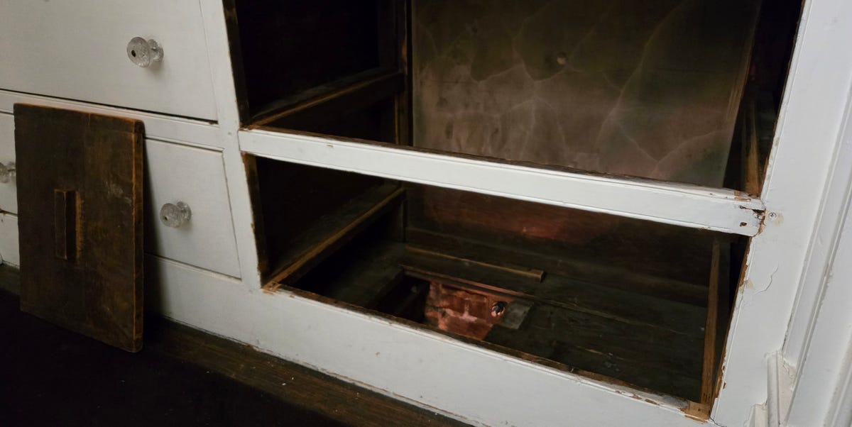 A 200-year-old house concealed a historic secret—a hidden passageway on ...