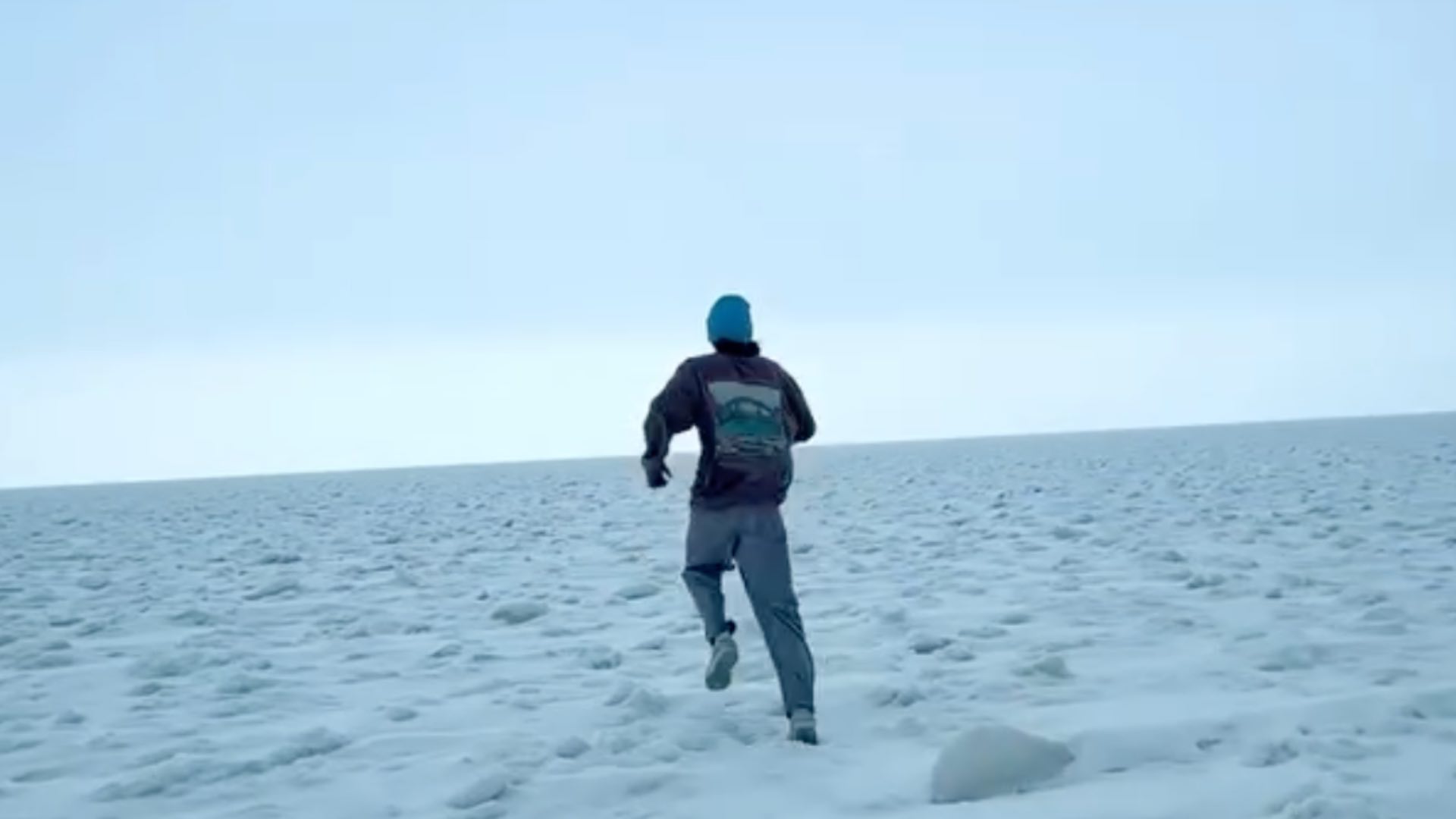 "Incredible": He walks on the frozen Baltic Sea; his video fascinates ...