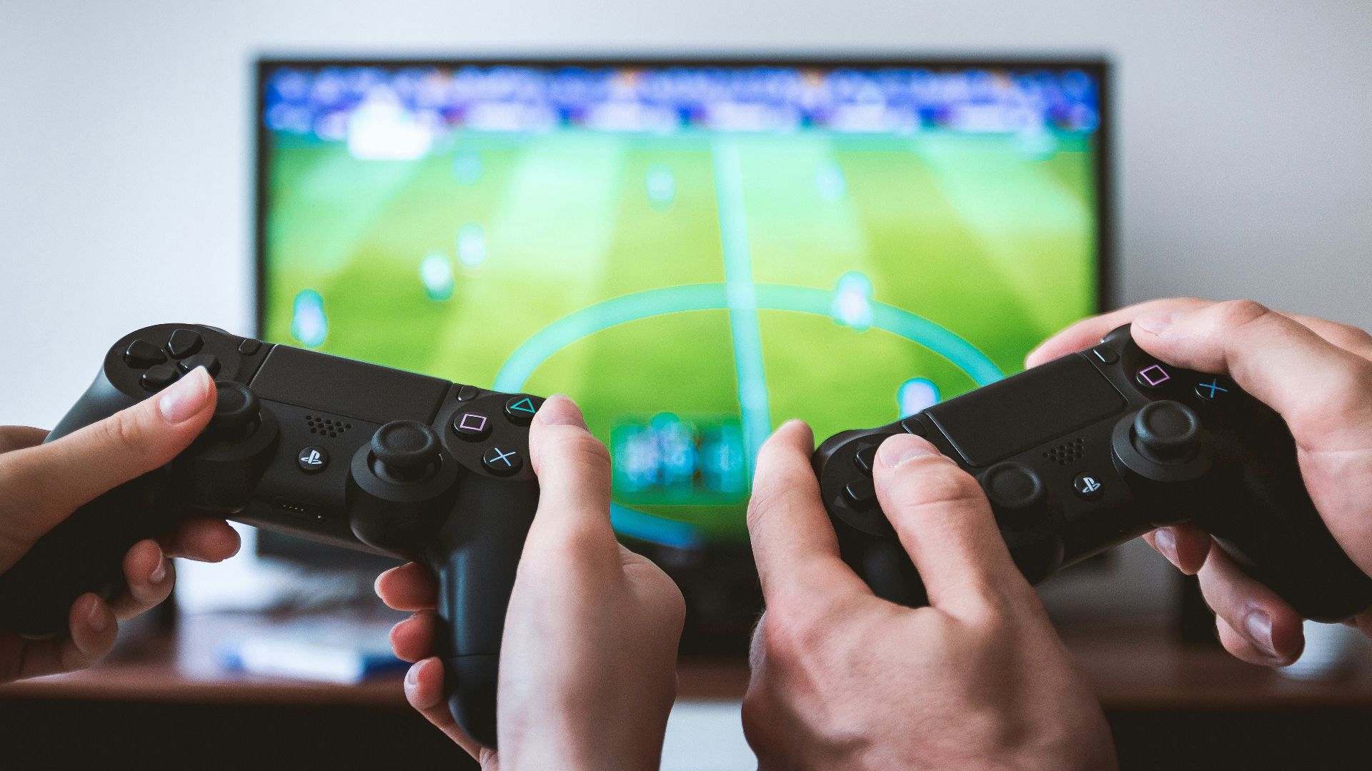 10 reasons to game with friends & 10 reasons playing solo is better