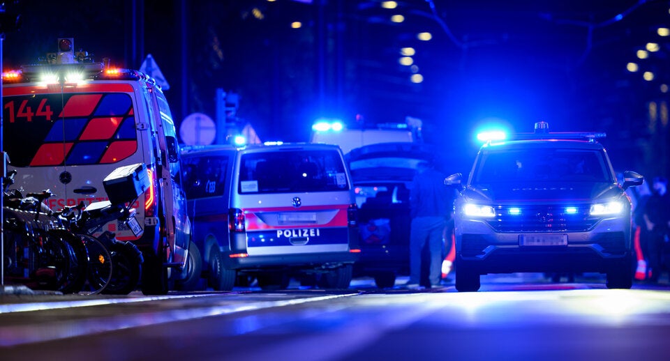 Großeinsatz: Totes Baby und schwer verletzte Mutter in Wohnung gefunden