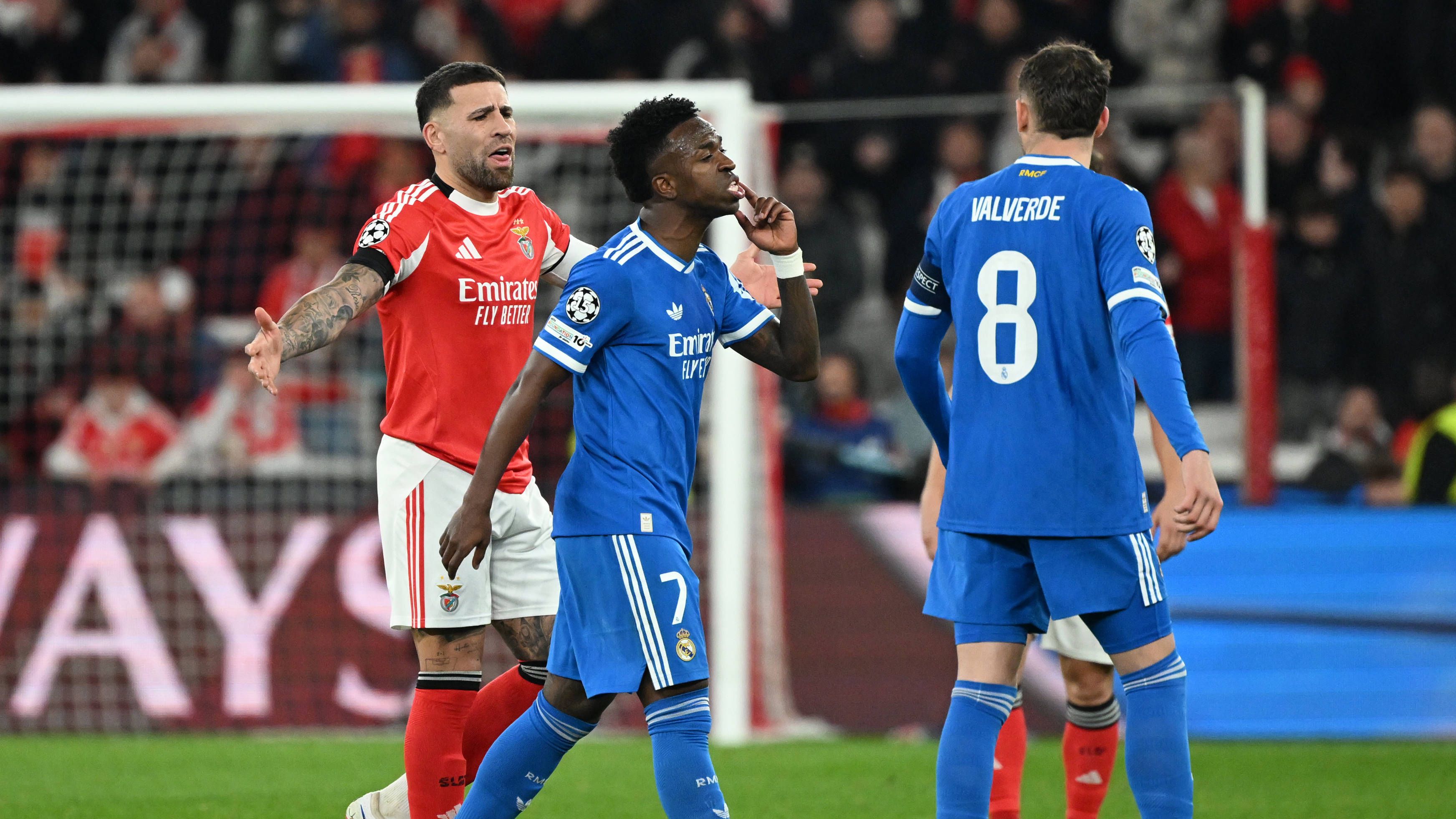 Schokkende beelden tonen aan: (ook) Benfica-fans schuldig aan racisme ...