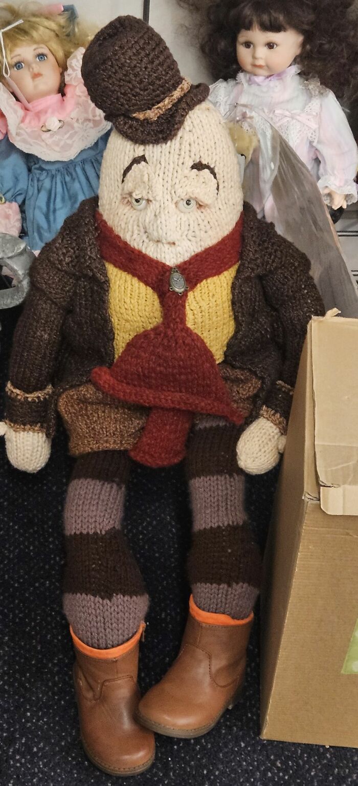People are sharing the wackiest things they spotted at a thrift store ...
