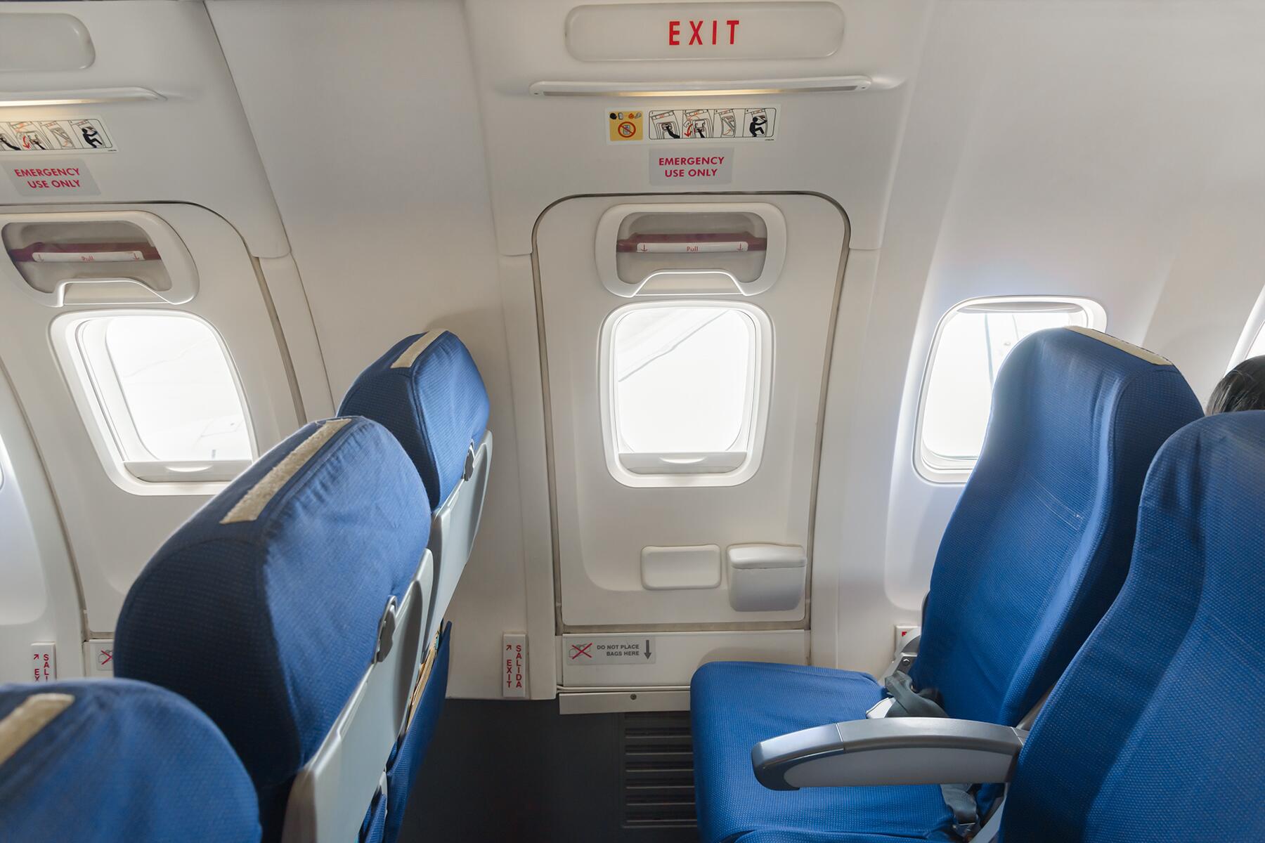 Passenger with one hand ignites internet storm over exit-row policy