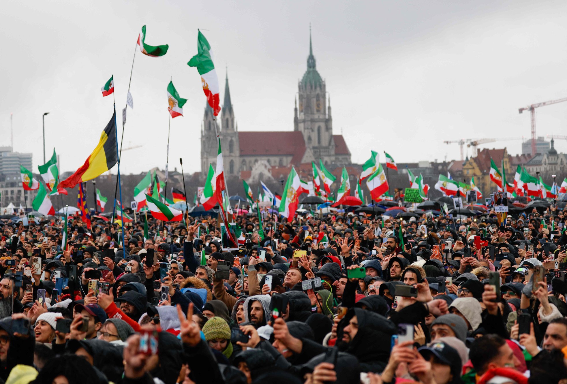 Eksil-iraner: – Vanskelig å puste i et land hvor de dreper egne barn