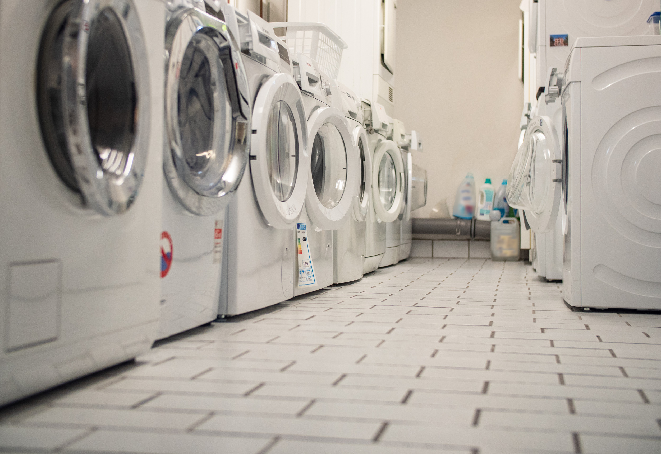 Tenant discovers neighbor sabotaged laundry—'dismayed' at their revenge