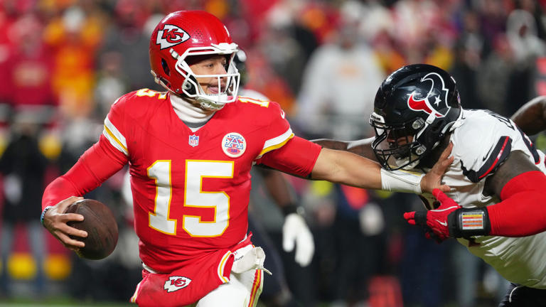 Patrick Mahomes takes a big step forward on his repaired knee, joining ...