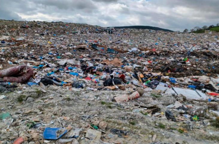 Locals living next to 'worst landfill in Wales' barricading windows ...