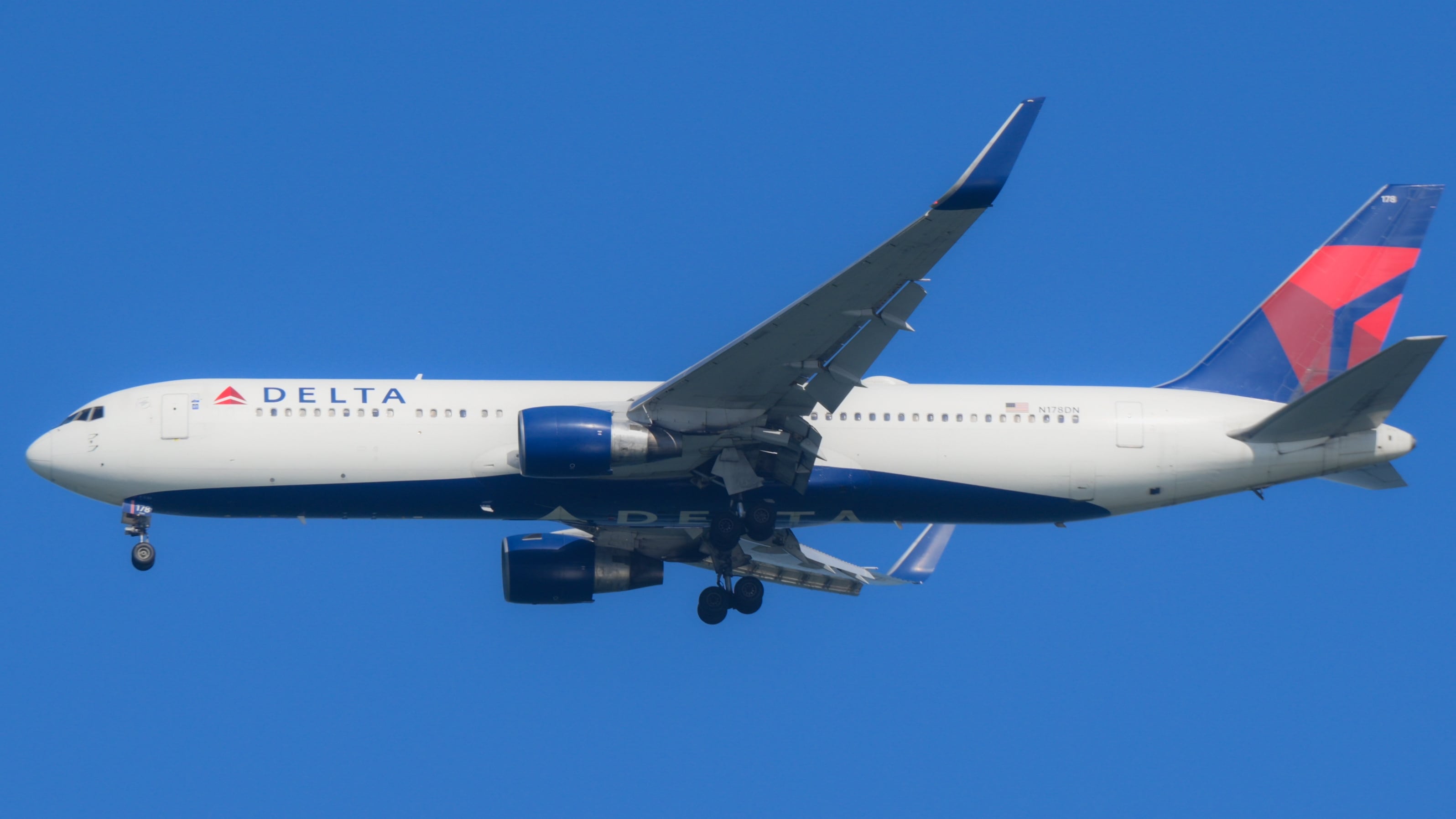 Delta flight forced to turn back after passenger tries to storm cockpit