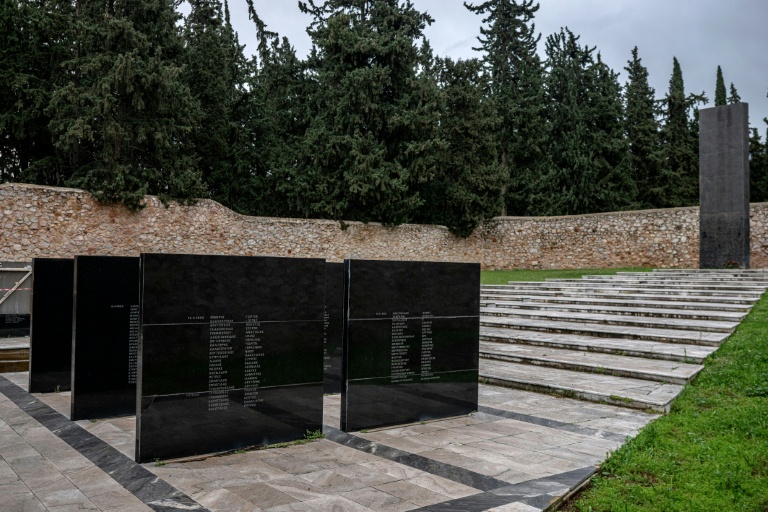 Greece to claim Nazi atrocity photos found on eBay: minister