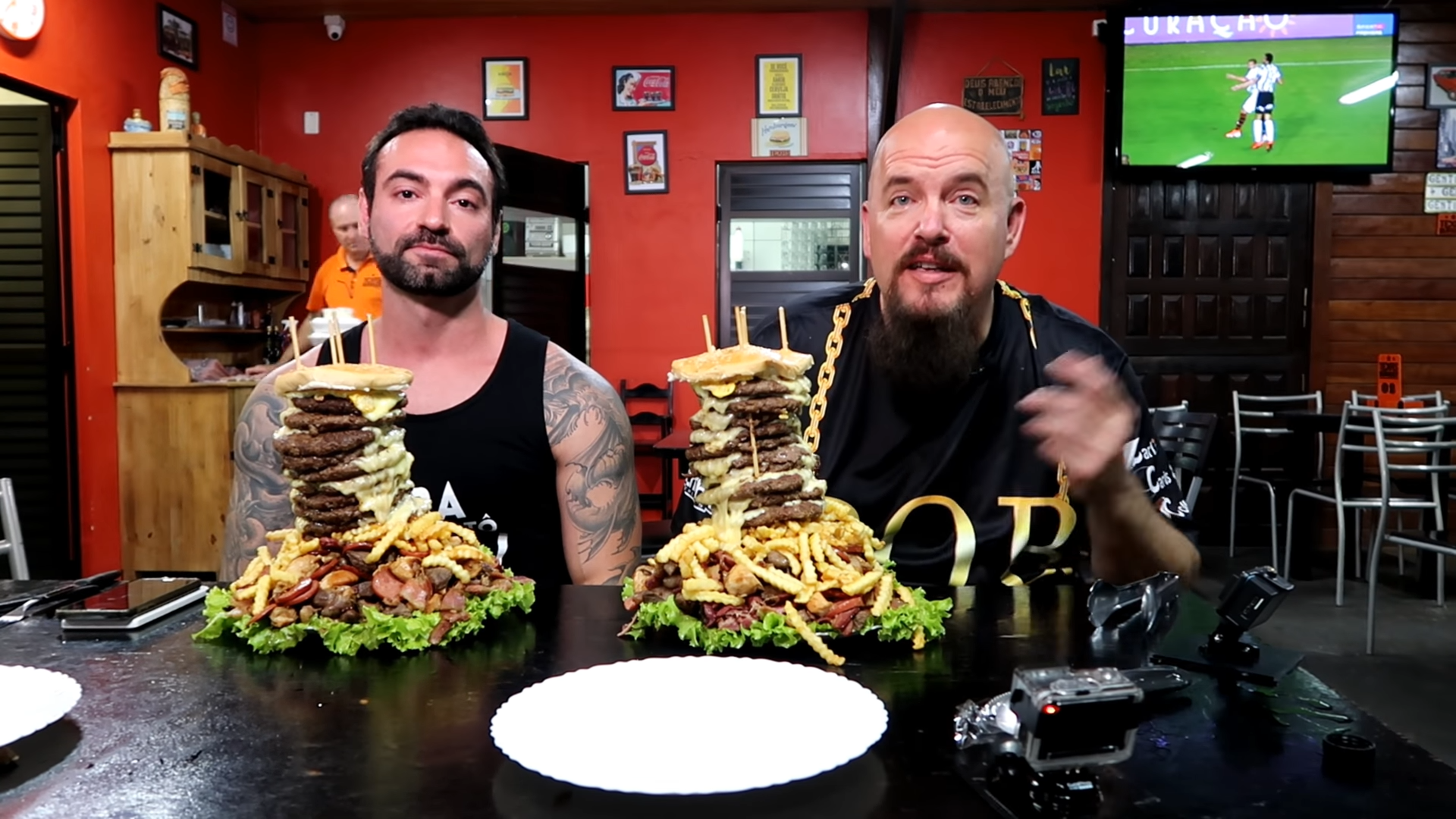 Guy attempts 3.6 KG burger food challenge for $2,500 reward