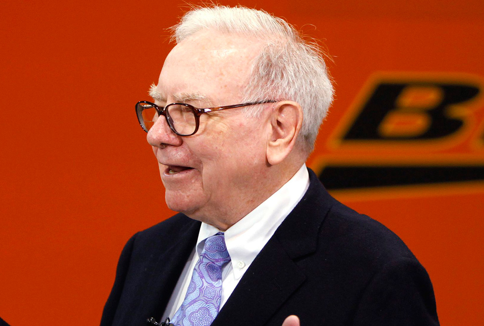 Buffett entra en NYT; reduce participación en Apple y Amazon tras ...