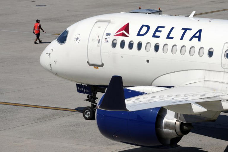 Delta flight makes safe landing in Norfolk after fumes reported in cockpit