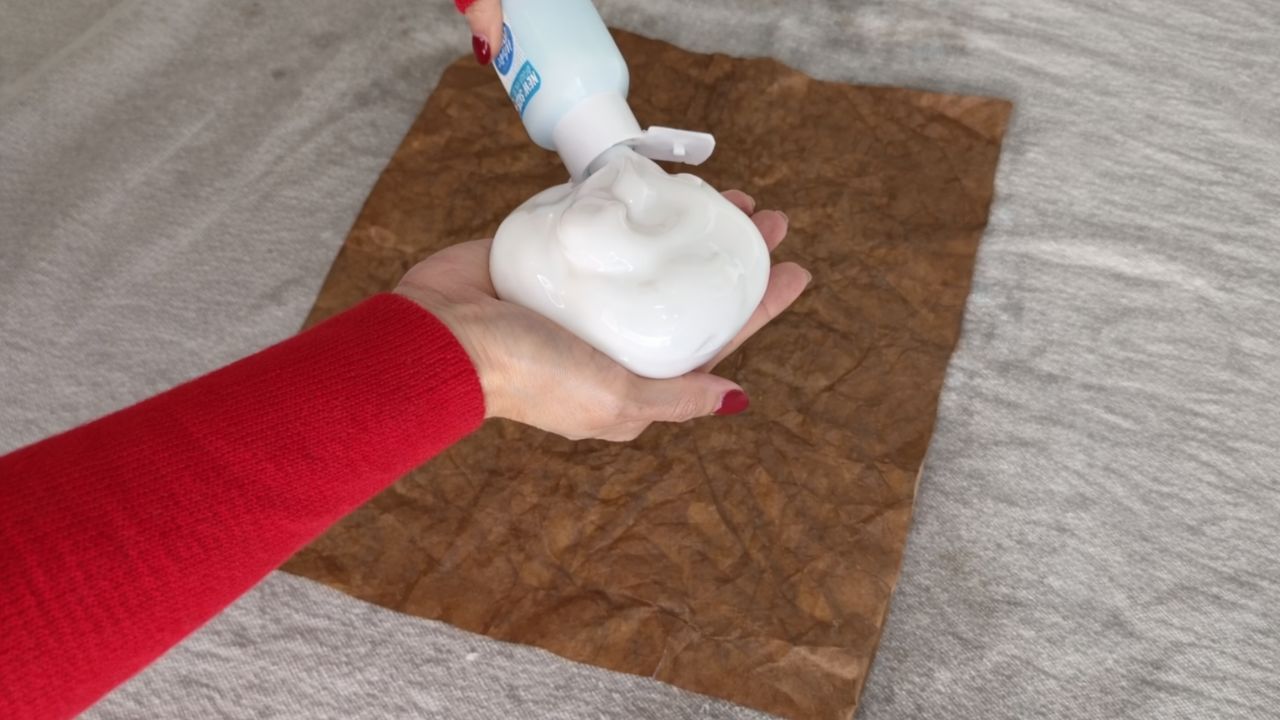 Squeeze hair conditioner on a paper bag for this genius decor idea!
