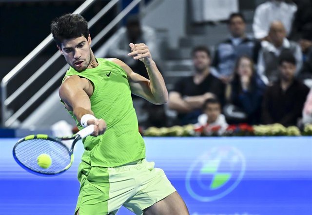 El tenista español Carlos Alcaraz se pone serio en Doha para meterse en ...