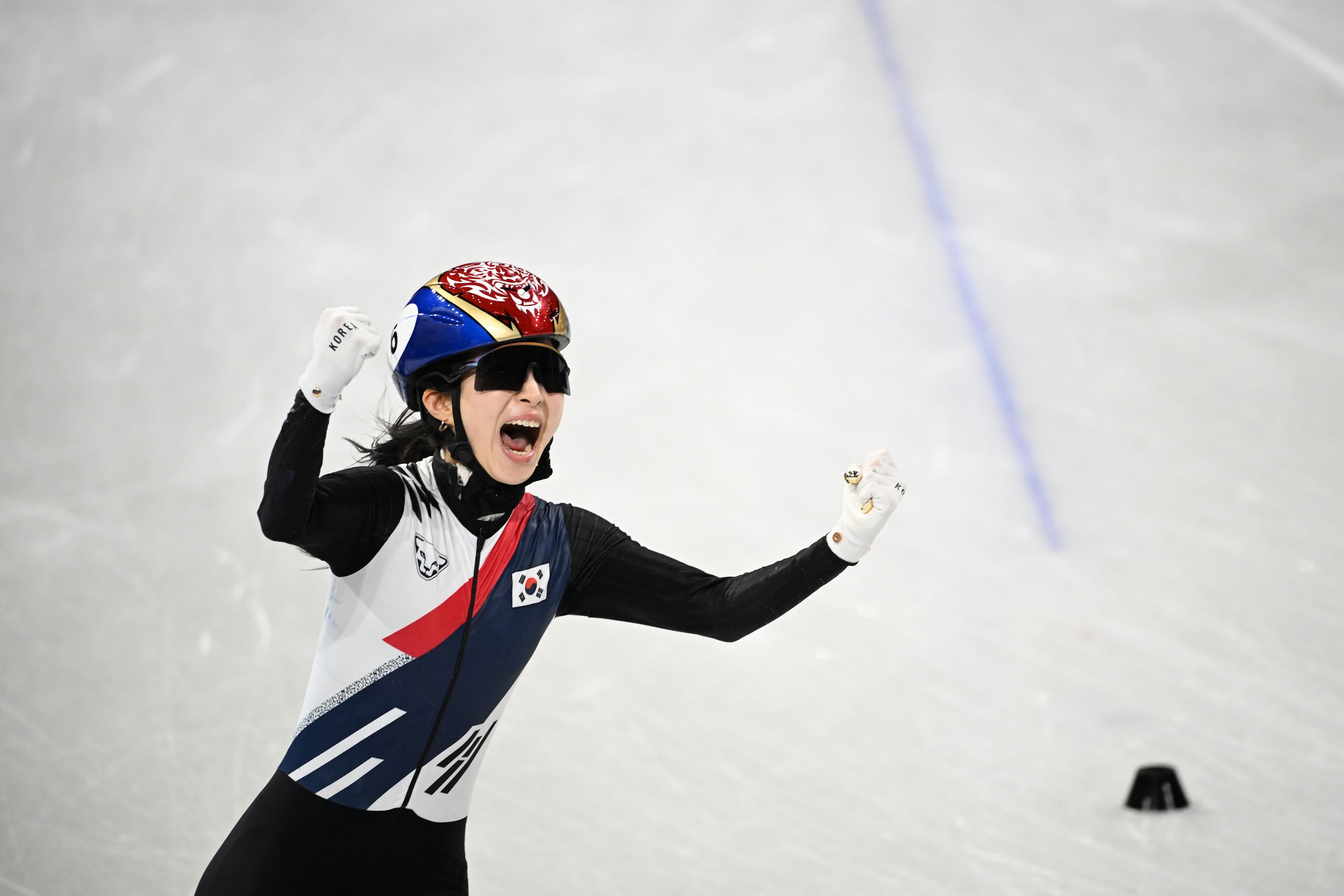 Kim Gil-li leads South Korea to gold in women's short track relay