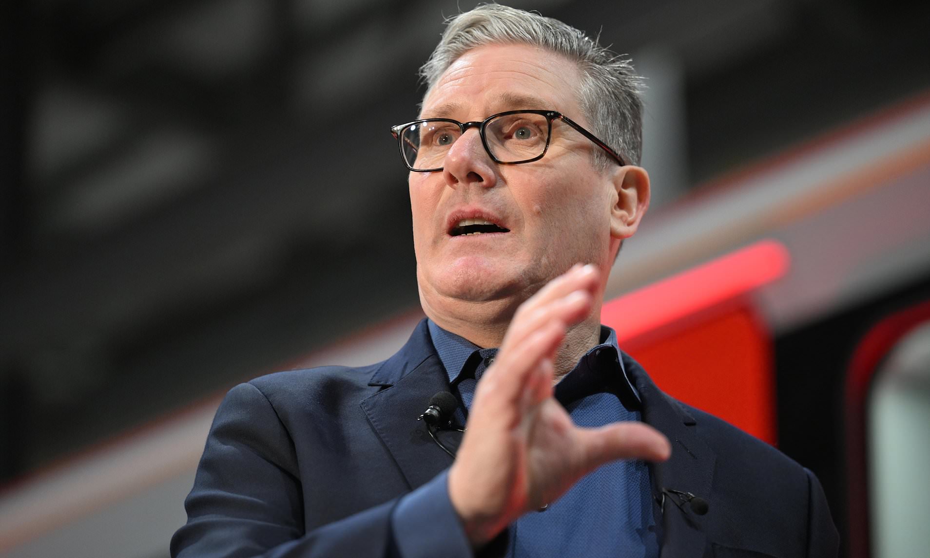 Labour in disarray over minimum wage pledge as Starmer attempts to shut ...