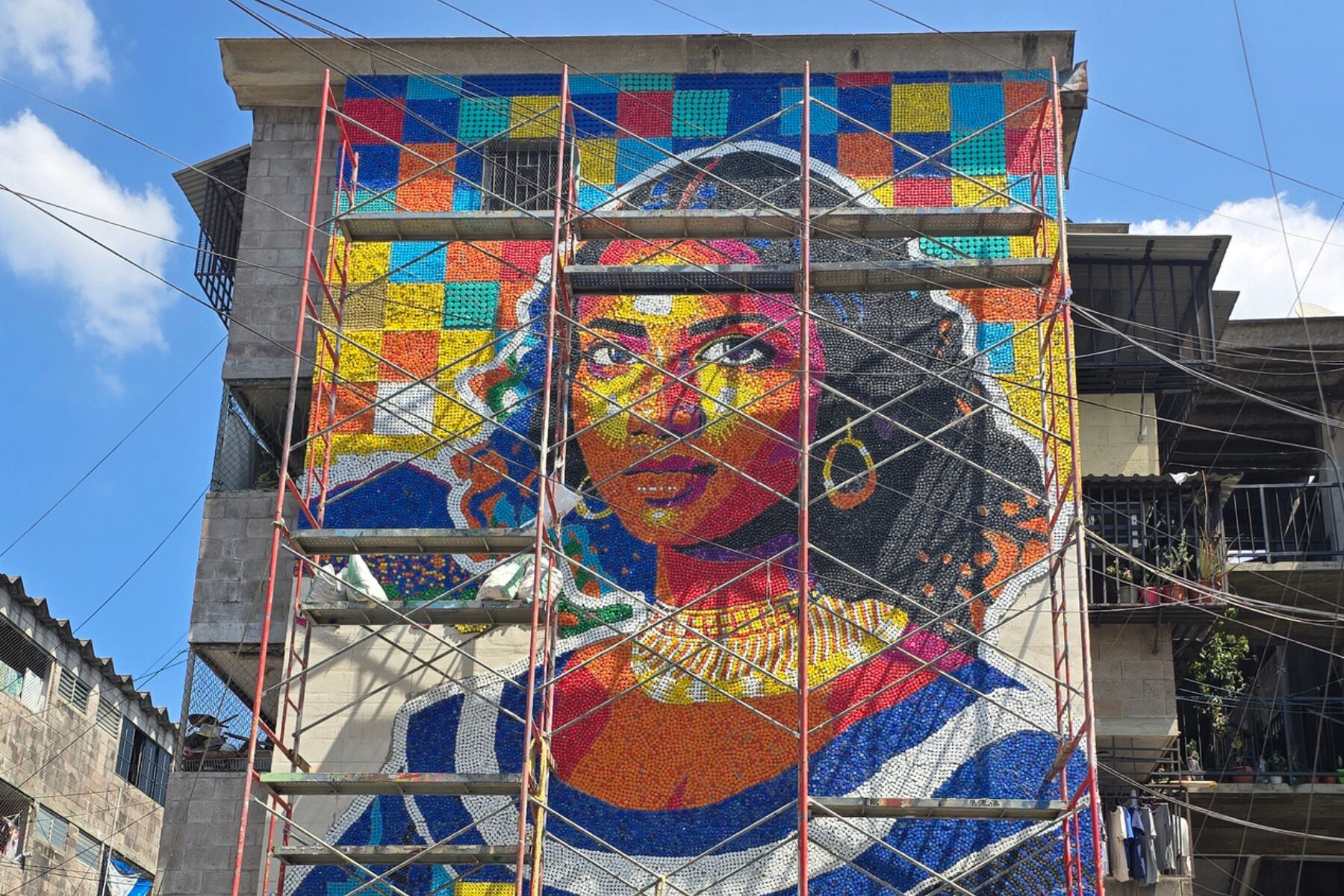 Un artista latinoamericano crea el mural de tapas recicladas más alto ...