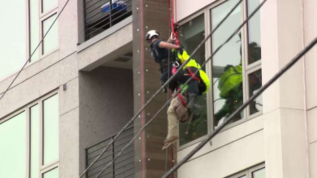 Sacramento firefighters rescue 2 workers after scaffolding malfunction ...