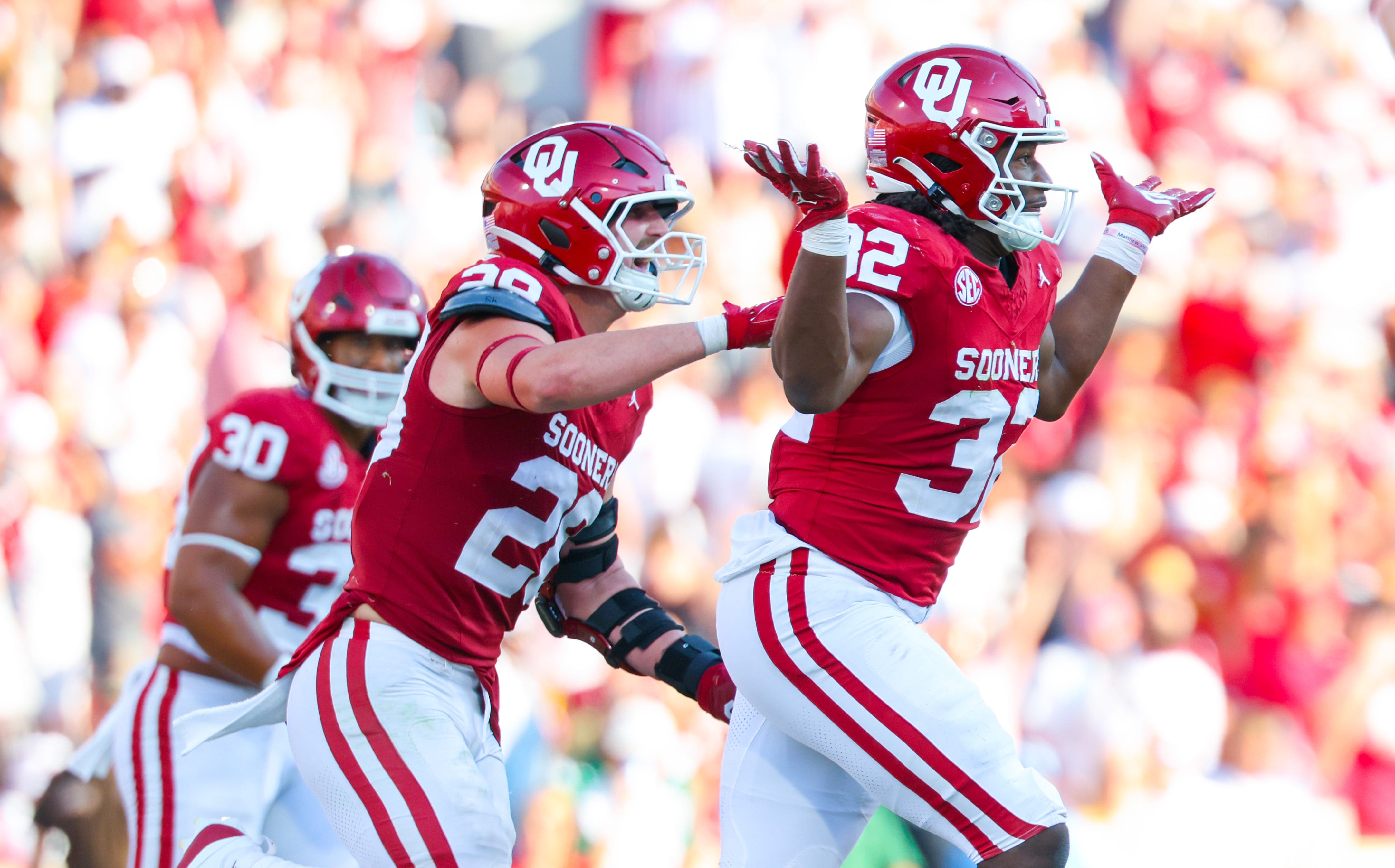 Falcons take edge rusher, tight end in PFF's new 3-round mock draft