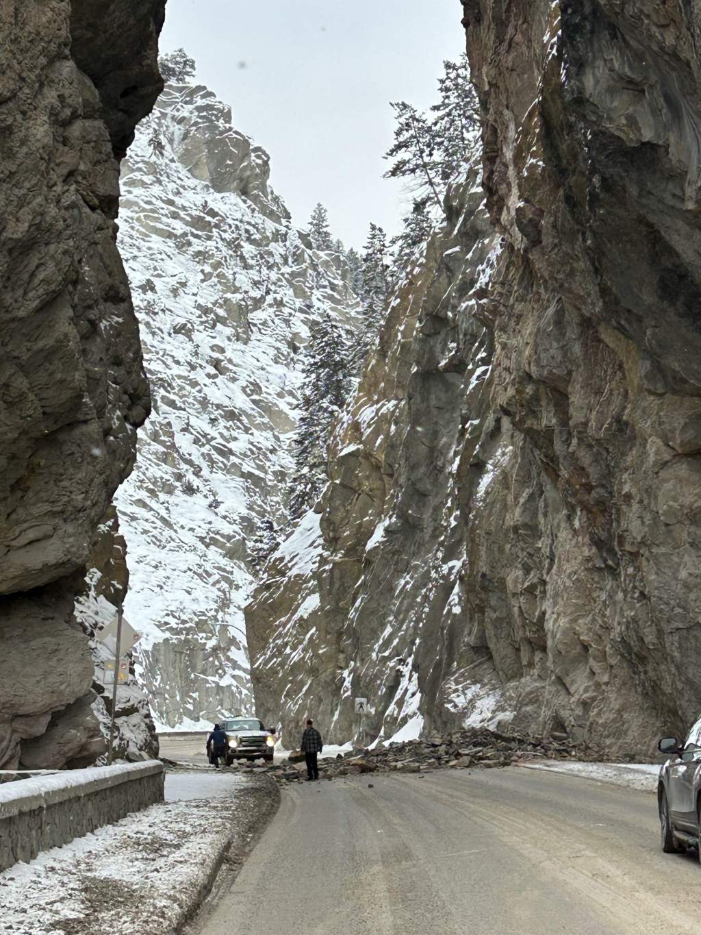 Rockslide closes Highway 93 between BC and Alberta until at least noon ...