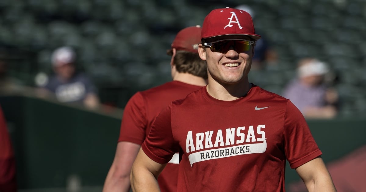 Arkansas 2B Camden Kozeal captures armadillo in Razorbacks dugout ...