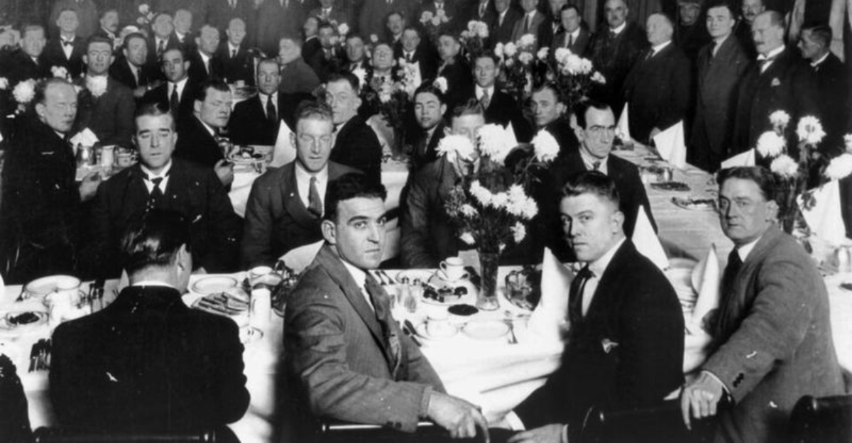 15 old-school manners that quietly disappeared