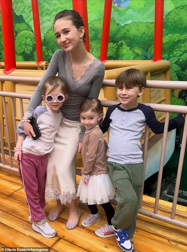 Hilaria Baldwin poses with four of her and husband Alec's seven kids on ...