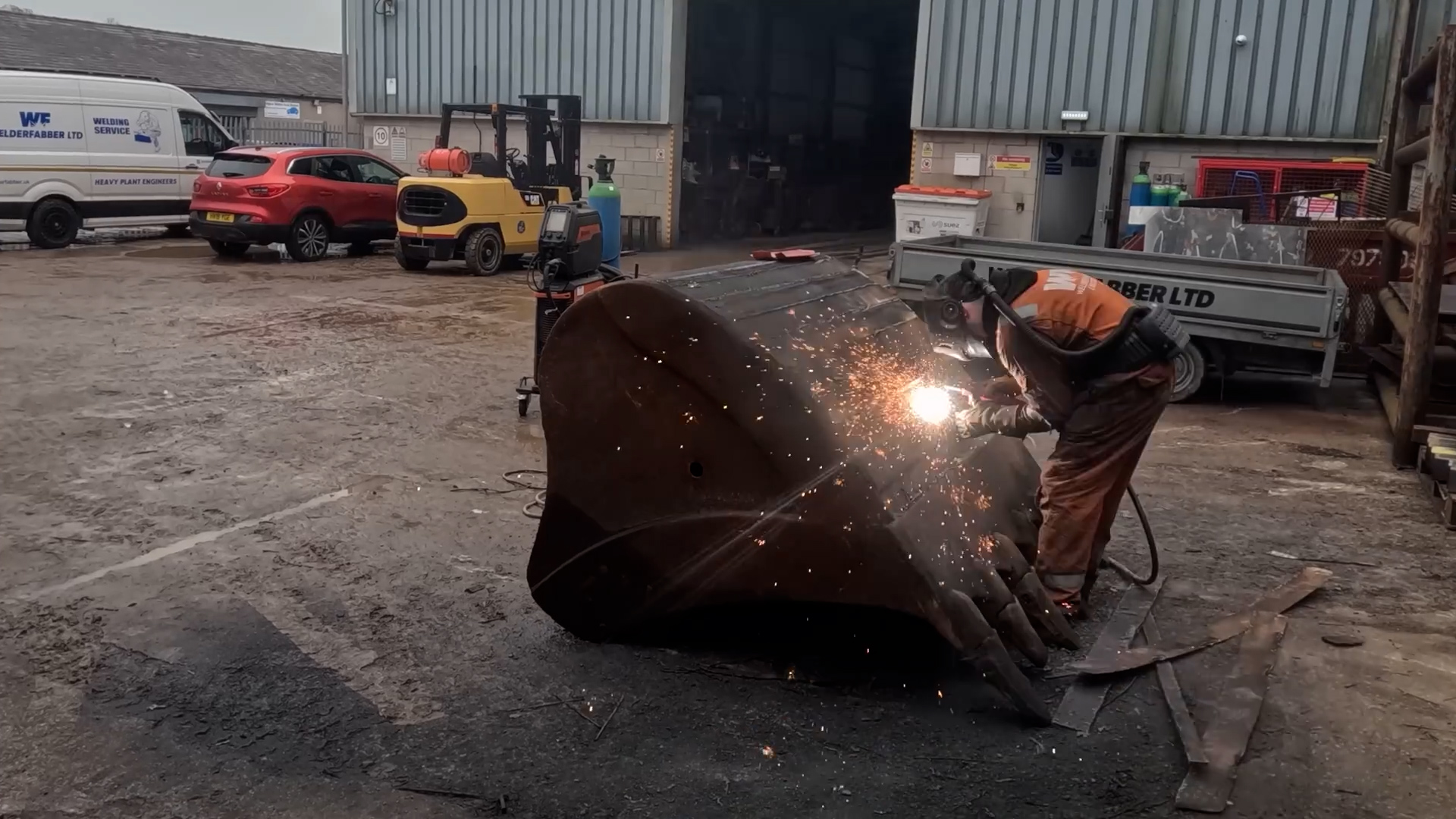 On-site fabrication and reinforcement of steel bucket