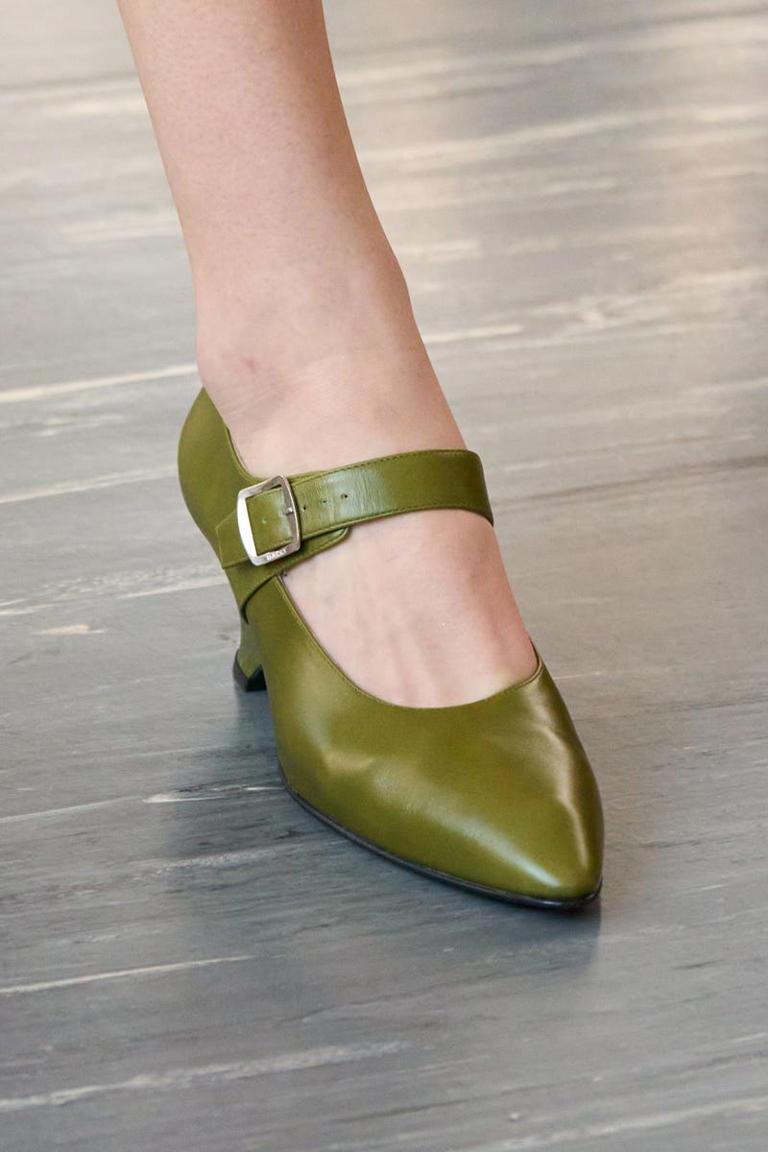 Cosa sono le ballerine con zeppa e perché saranno la tendenza della ...