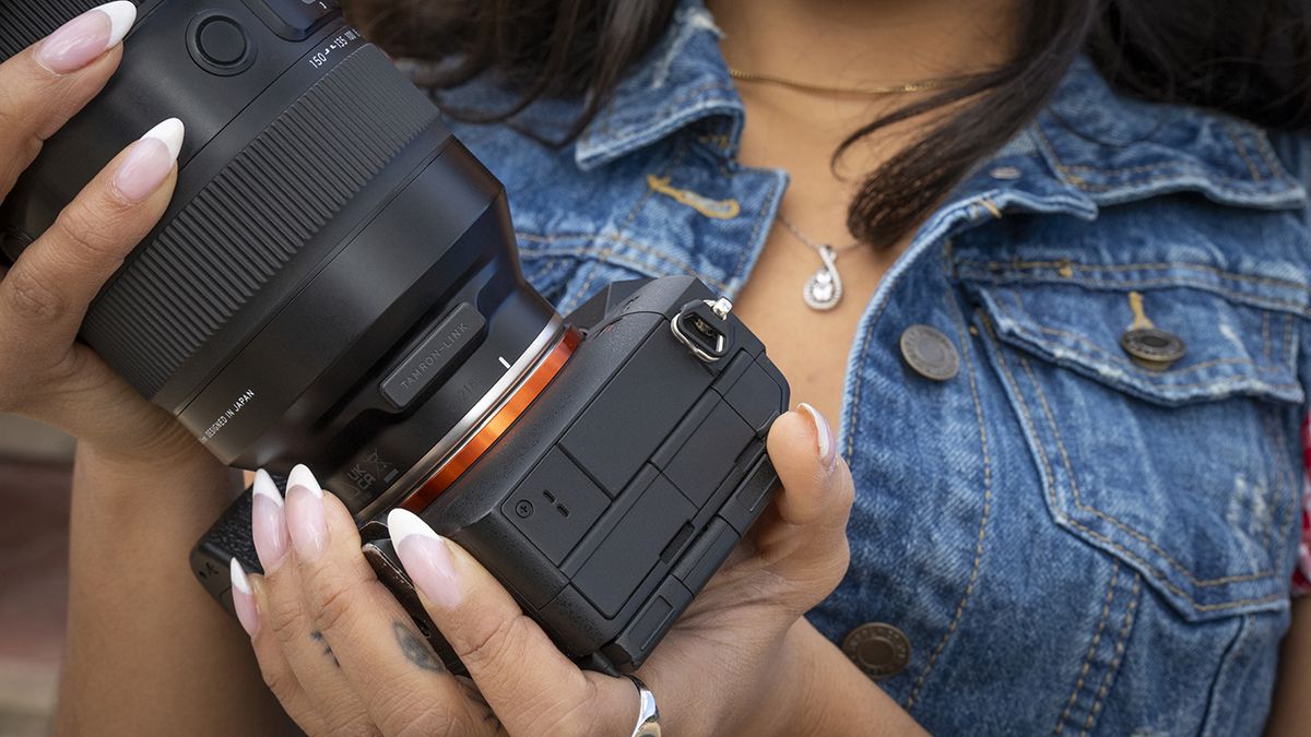 This odd dongle controls a mirrorless lens from a smartphone for focus ...