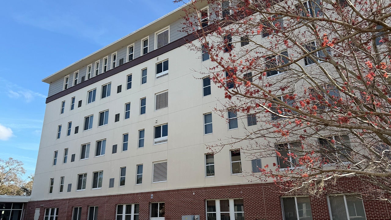 Seniors remain stranded at Pinellas Park apartment building after ...