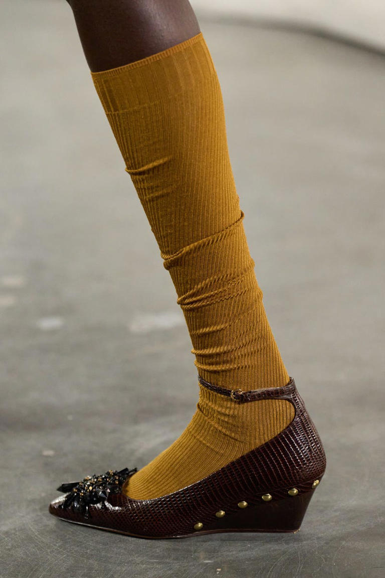 Cosa sono le ballerine con zeppa e perché saranno la tendenza della ...