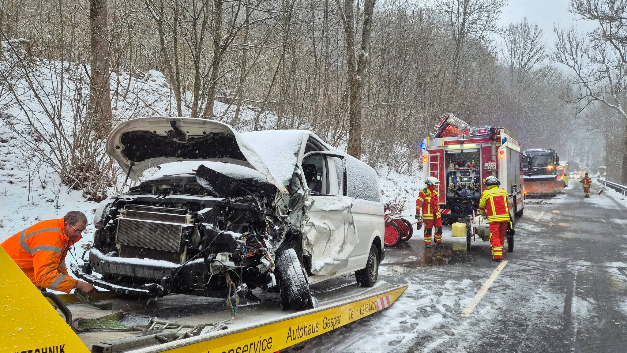 13 Kinder an Bord: Sprinter, VW-Bus und Traktor an Crash beteiligt ...