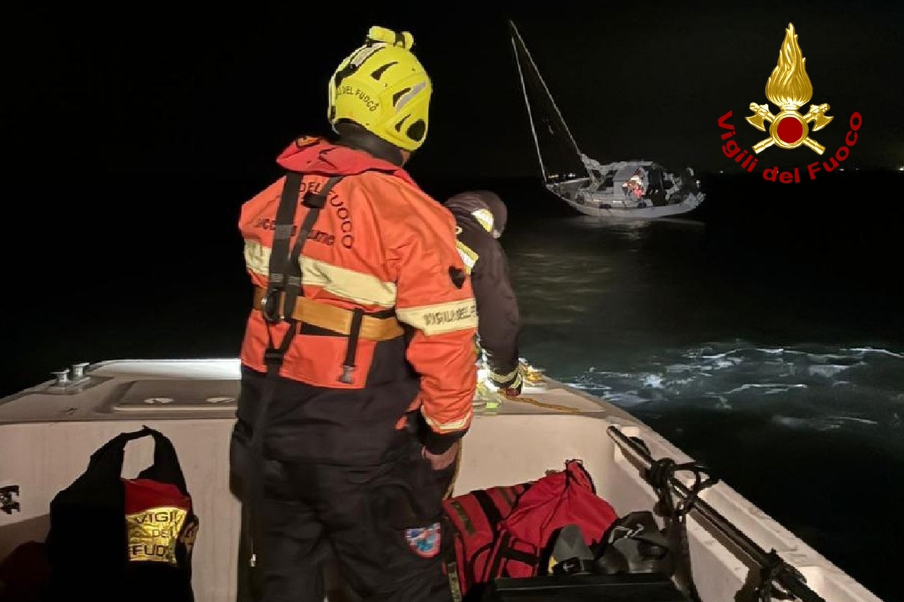Barca a vela alla deriva nella laguna di Marano, in salvo tre persone