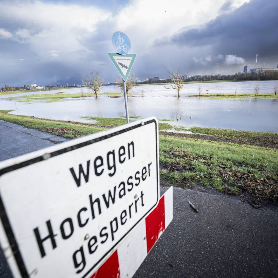 B16 Gesperrt Hochwasser