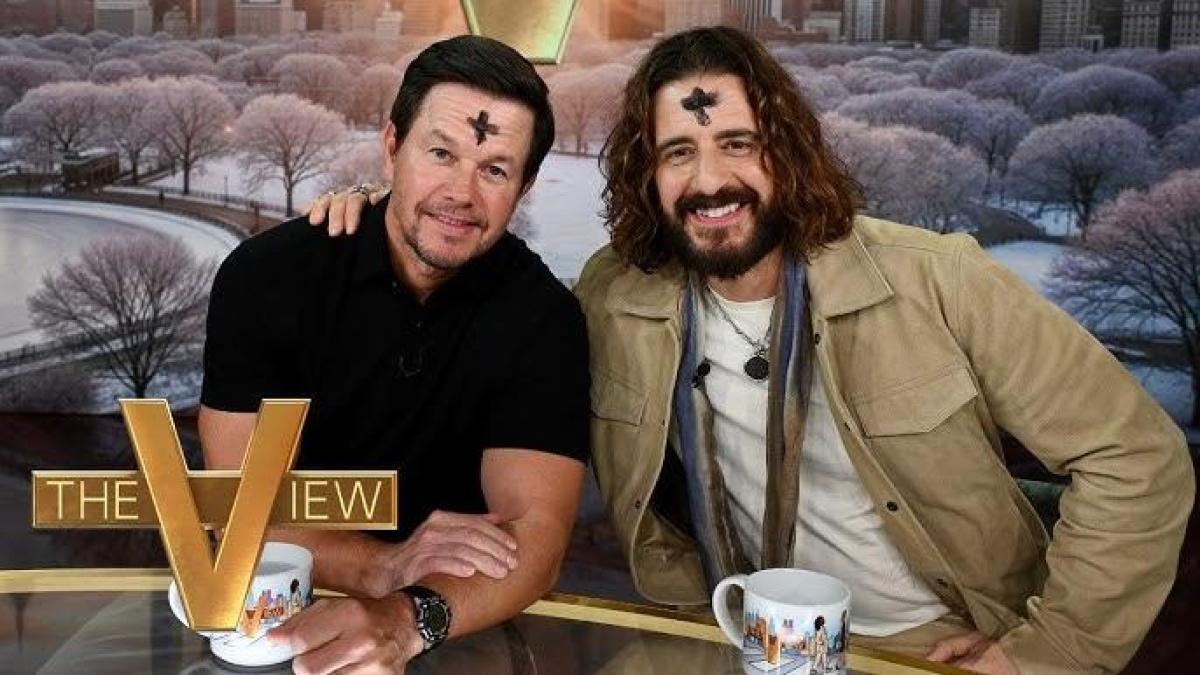 Mark Wahlberg y Jonathan Roumie asisten al programa de Whoopi Goldberg ...